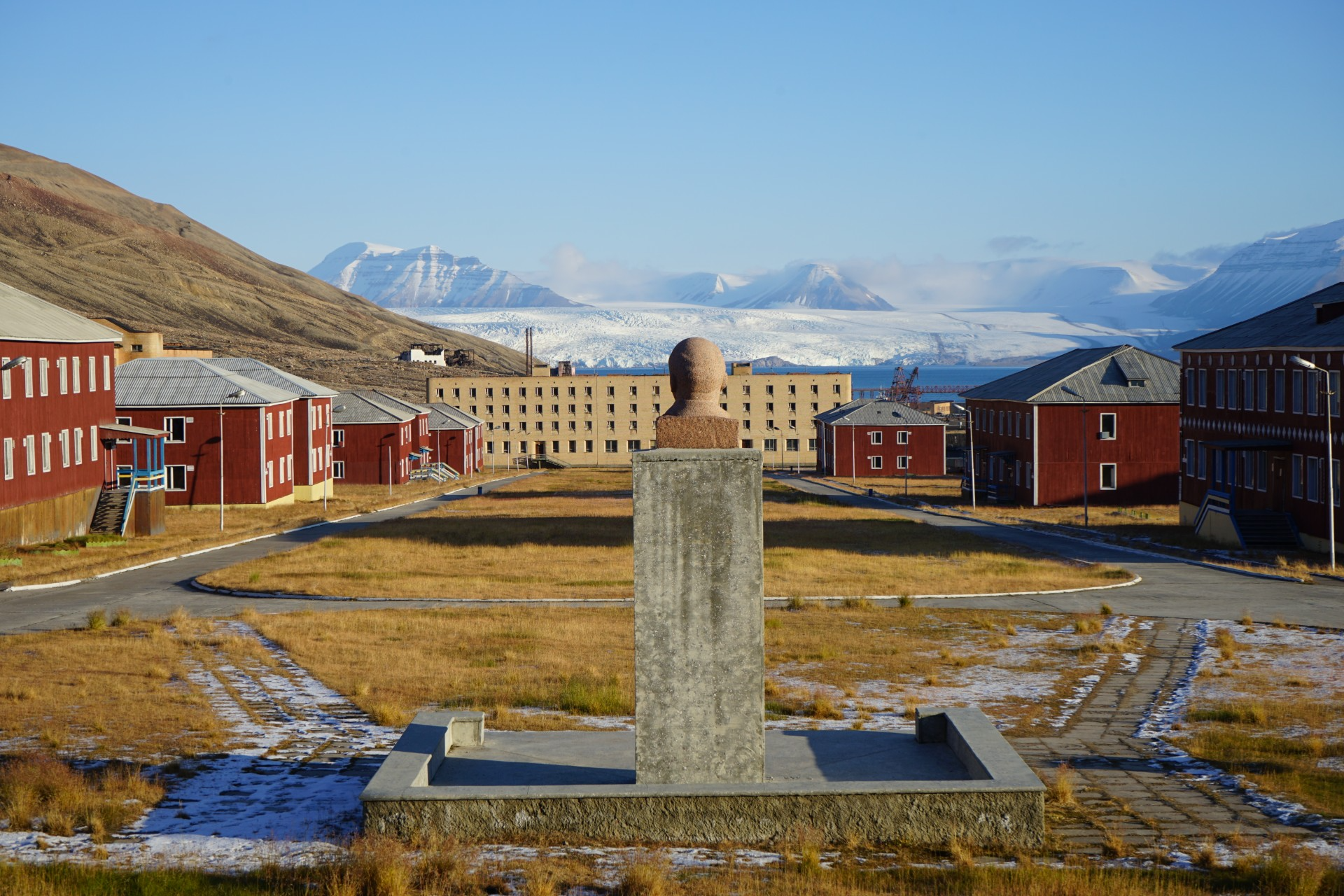 Hybrid threats in high latitudes: Facing Russia on Svalbard - Hybrid ...